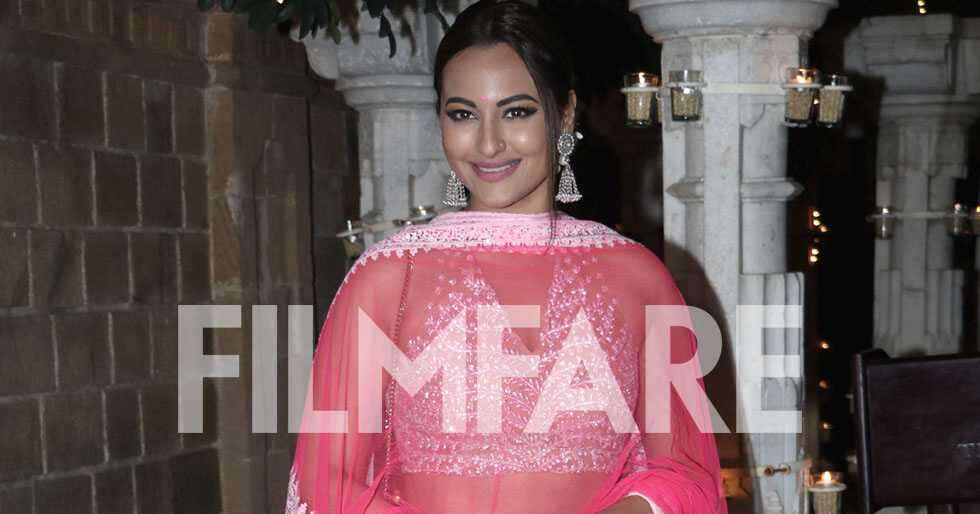 Pink blush! Sonakshi Sinha looks like a million bucks in her Diwali ... Pink blush! Sonakshi Sinha looks like a million bucks in her Diwali ...