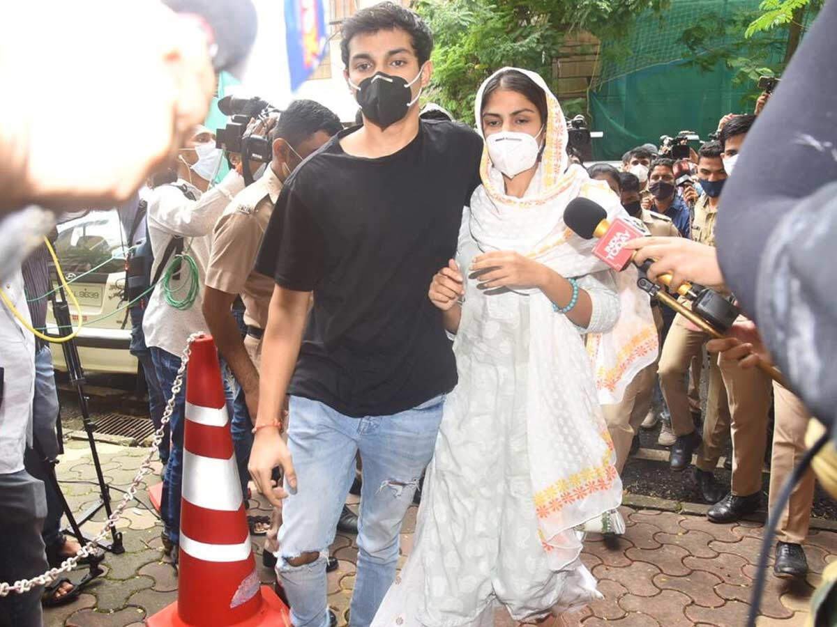 CBI Team Interrogates Rhea Chakraborty’s Brother Showik Chakraborty ... CBI Team Interrogates Rhea Chakraborty’s Brother Showik Chakraborty ...