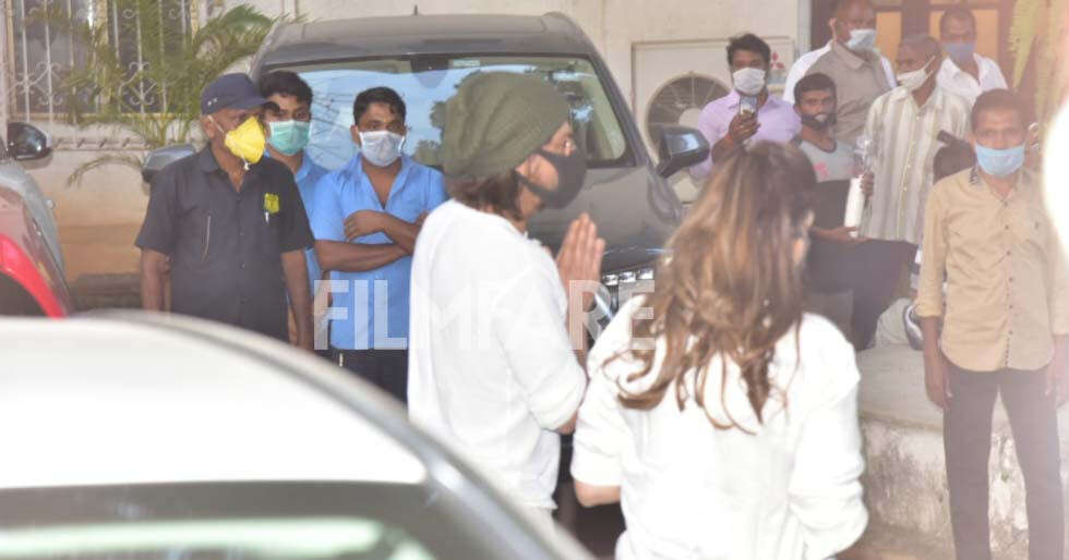 Photos: Shah Rukh Khan Mourns The Loss Of Rajiv Kapoor | Filmfare.com Photos: Shah Rukh Khan Mourns The Loss Of Rajiv Kapoor | Filmfare.com
