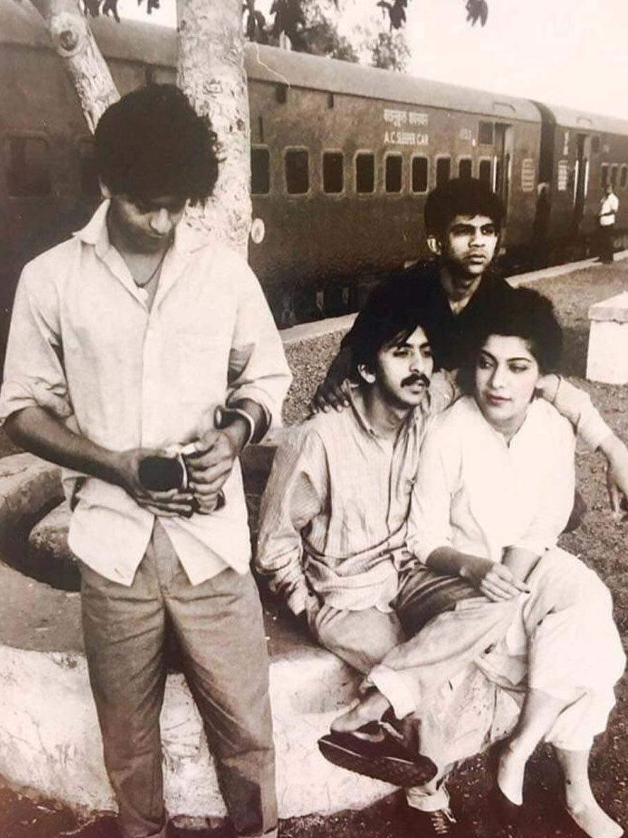 This Picture Of Shah Rukh Khan From His Theatre Days Is Going Viral
