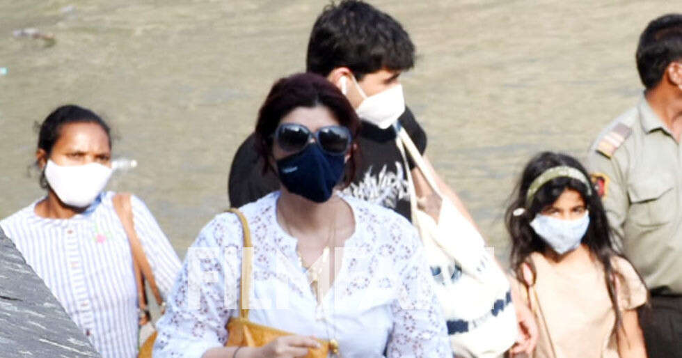 Twinkle Khanna with Nitara Kumar and Aarav Kumar at Gateway of India ...