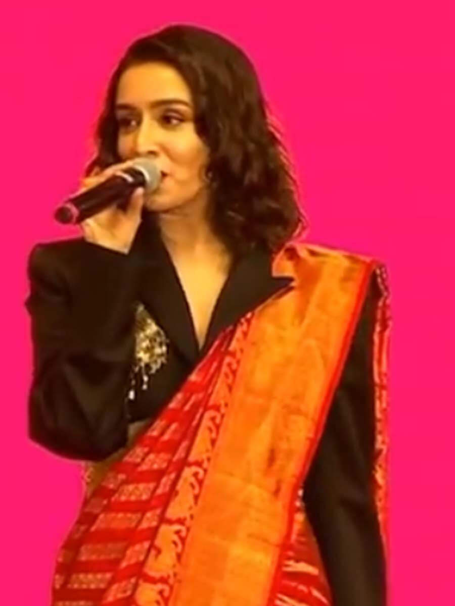 Shraddha Kapoor enchants with her rendition of Aa Huzoor Tumko at an ... Shraddha Kapoor enchants with her rendition of Aa Huzoor Tumko at an ...