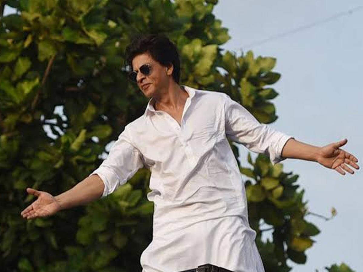 Shah Rukh Khan Reveals How His Iconic Arms Out Pose Came Into Being Shah Rukh Khan Reveals How His Iconic Arms Out Pose Came Into Being