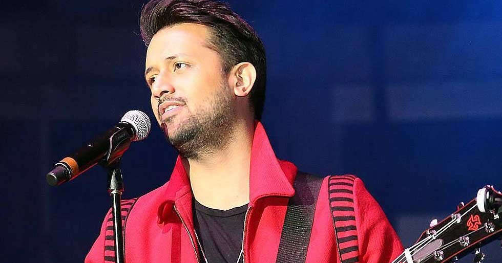 Atif Aslam creates a memorable experience for a blind fan during his ...