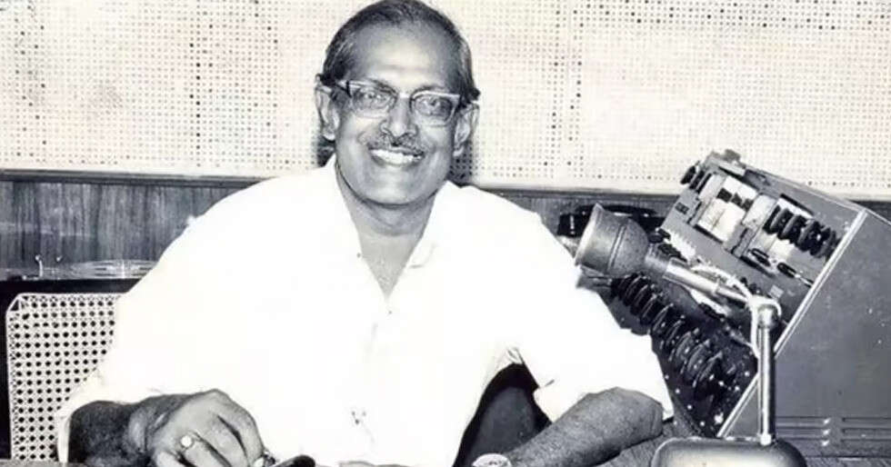 7 Must Watch Hrishikesh Mukherjee songs | Filmfare.com