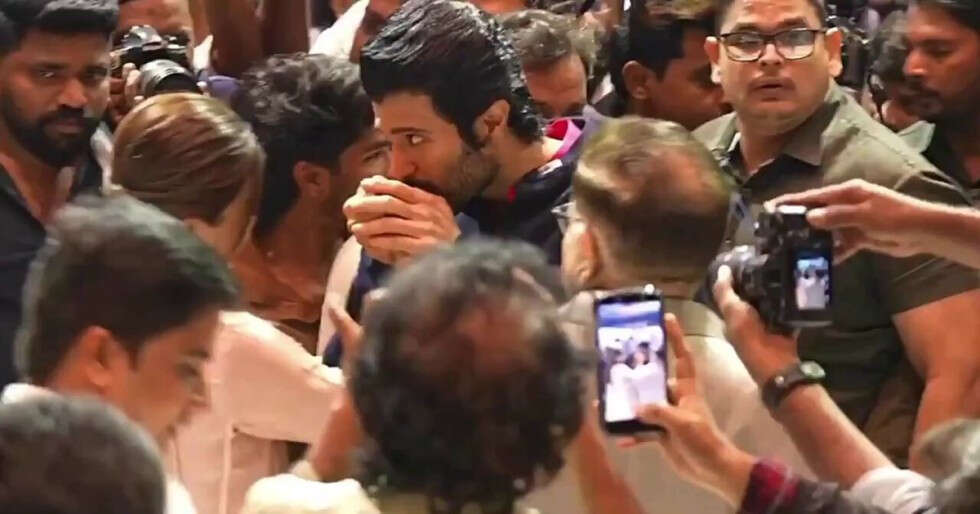 Watch: Vijay Deverakonda Kisses Rashmika Mandanna’s Hand | Filmfare.com