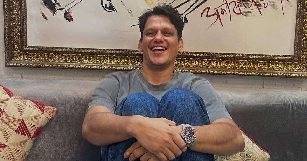 Vijay Varma Poses With Majnu Bhai’s Iconic Painting From Welcome ...