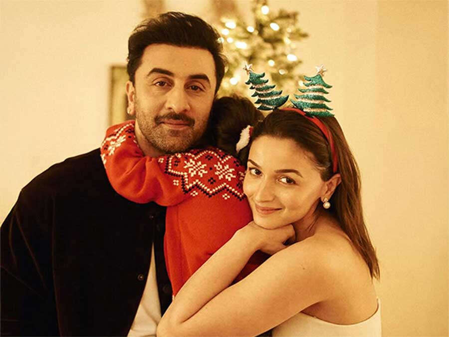 WATCH: Alia Bhatt & Raha Kapoor Make Rare Appearance at Varun Dhawan's ...