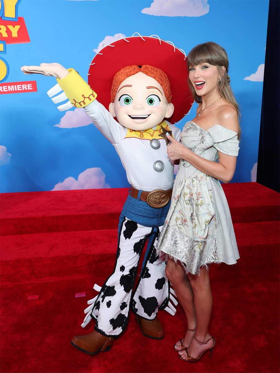 Taylor Swift Surprises Fans at Toy Story 5's Premiere, Sings I Knew It ...