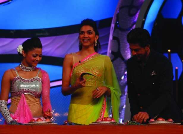 SRK, Deepika dance the night away | Filmfare.com