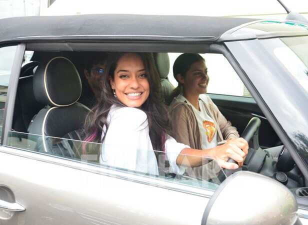 Snapped: Lisa Haydon on the sets of Shaukeen | Filmfare.com