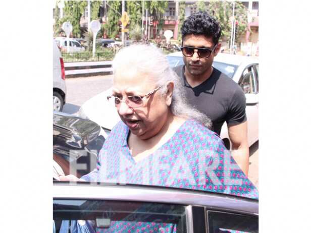 Farhan Akhtar spotted with mother Honey Irani and his daughters Shakya ...