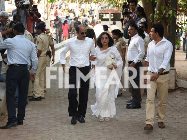 Vinod Khanna’s family bids adieu to the legendary actor | Filmfare.com