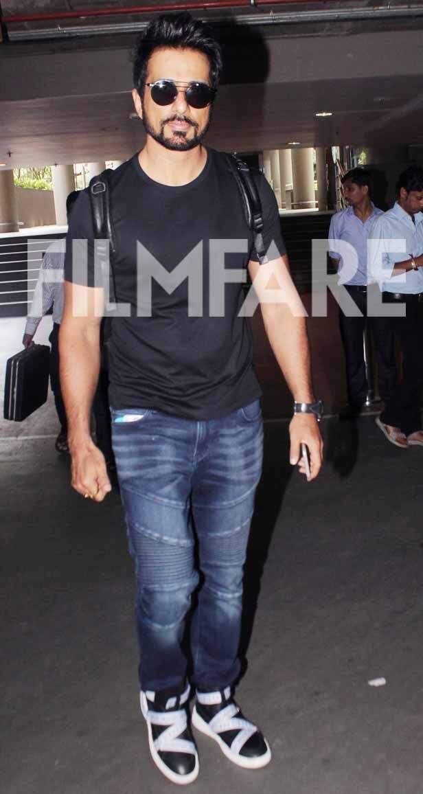 Akshay Kumar, Sushant Singh Rajput and Sonu Sood snapped at the airport ...