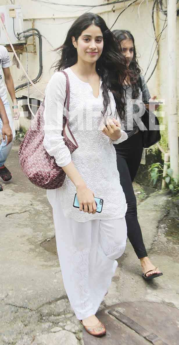 Jhanvi Kapoor looks fresh post her yoga session | Filmfare.com