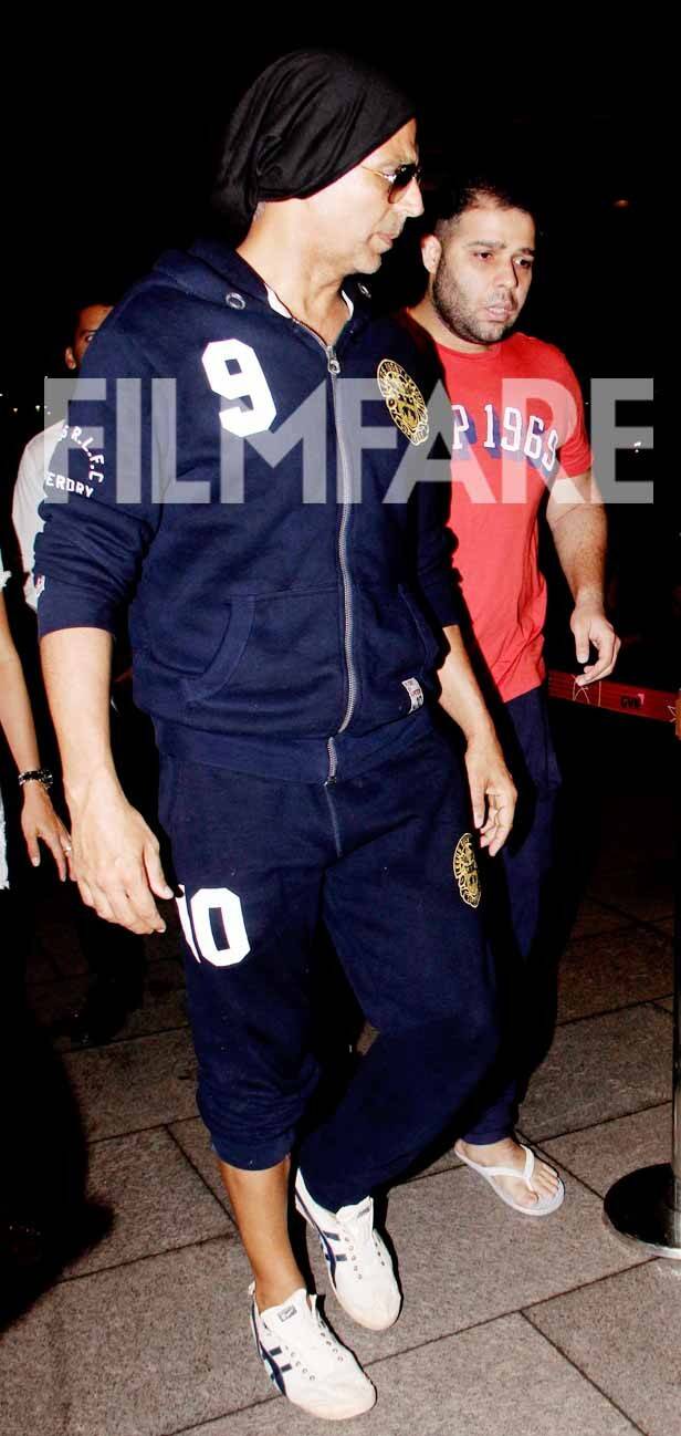 Akshay Kumar, Sushant Singh Rajput and Sonu Sood snapped at the airport ...