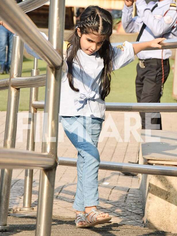 Pictures! Akshay Kumar – Twinkle Khanna’s movie date with baby Nitara ...