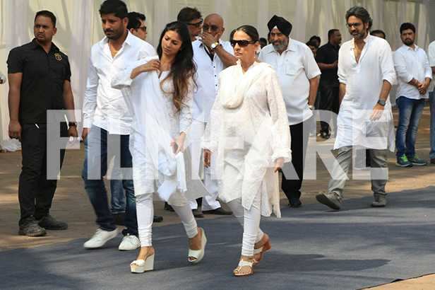 Kajol Ajay Devgn Tanuja And Tanishaa Mukerji Pay Their Last Respects