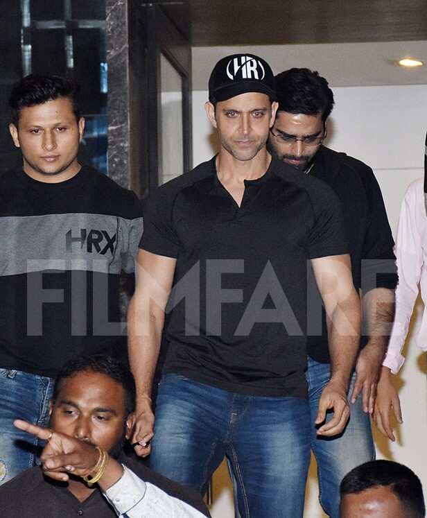 Hrithik Roshan,Kriti Sanon, Aditya Roy Kapur clicked at a hotspot in Mumbai | Filmfare.com