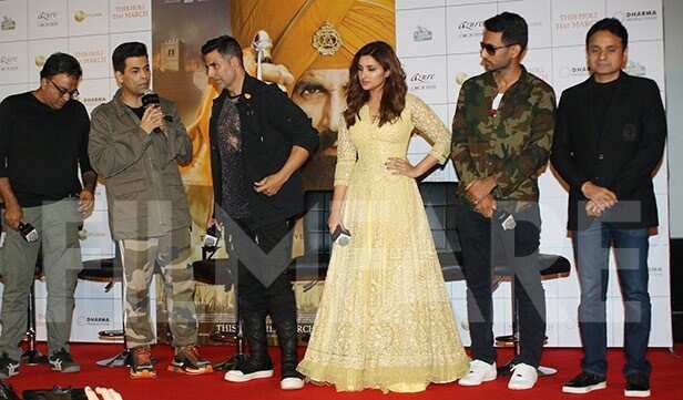 Akshay Kumar and Parineeti Chopra at the launch of Teri mitti from ...