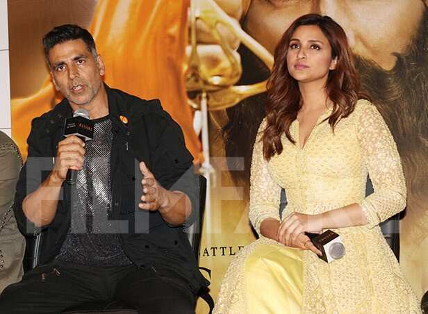 Akshay Kumar and Parineeti Chopra at the launch of Teri mitti from ...