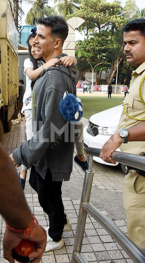 Daddy's day out: Akshay Kumar clicked with daughter Nitara | Filmfare.com