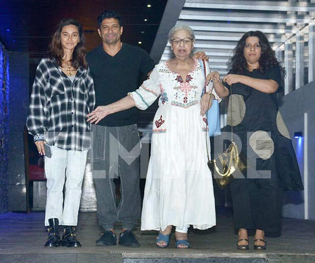 Farhan Akhtar heads out for dinner with his family and Shibani Dandekar ...