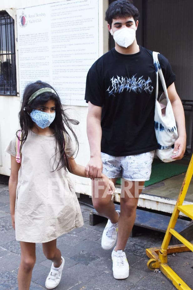 Twinkle Khanna with Nitara Kumar and Aarav Kumar at Gateway of India ...
