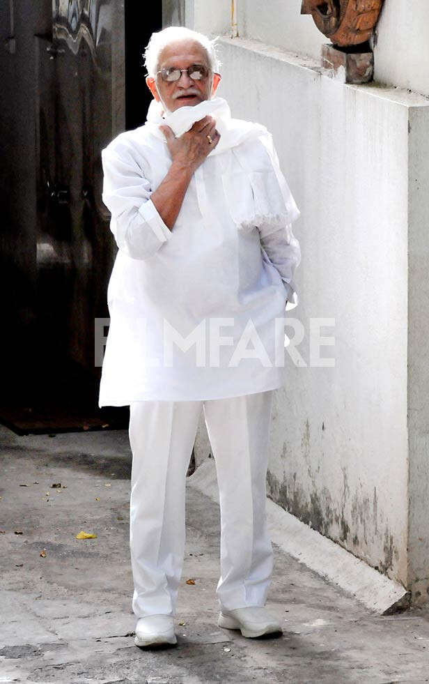 Photos: Gulzar greets the paparazzi with a smile | Filmfare.com