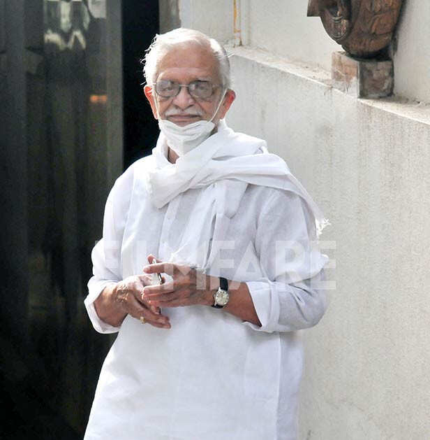 Photos: Gulzar greets the paparazzi with a smile | Filmfare.com