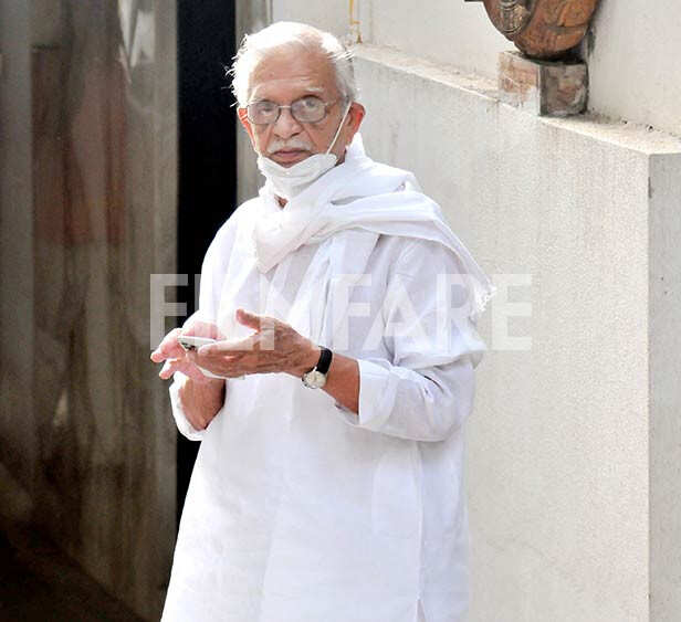 Photos: Gulzar greets the paparazzi with a smile | Filmfare.com