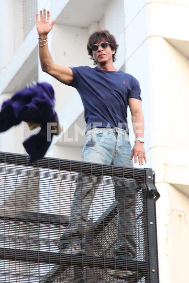 Shah Rukh Khan strikes his signature pose as he greets fans on Eid | Filmfare.com