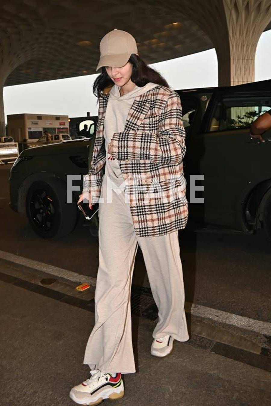Aditya Roy Kapur and Ananya Panday twin at the airport as they leave ... Aditya Roy Kapur and Ananya Panday twin at the airport as they leave ...