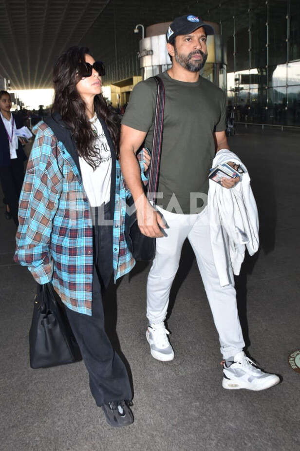 Farhan Akhtar and Shibani Dandekar make a stylish appearance at the airport | Filmfare.com