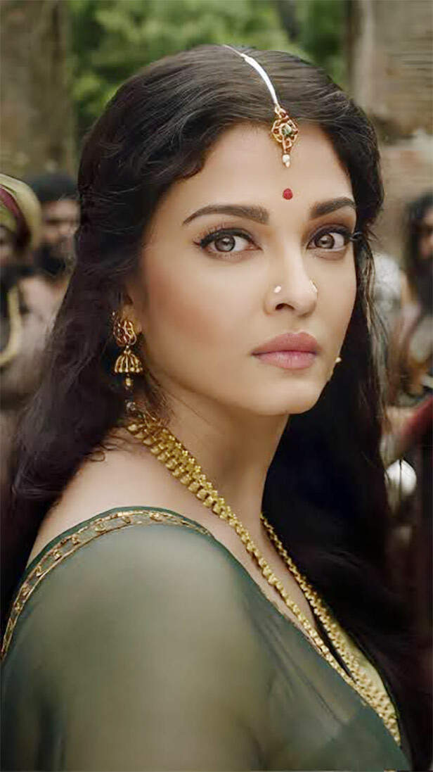 A look at Aishwarya Rai Bachchan’s opulent ensembles from Ponniyin Selvan | Filmfare.com