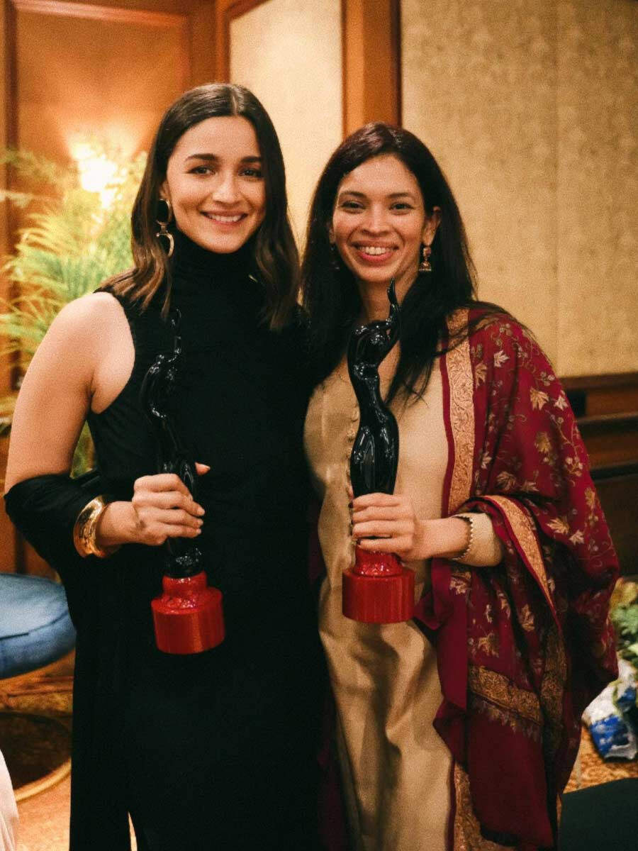 Alia Bhatt Flaunts Her Filmfare Ott Trophy As She Stuns In A Black Bodycon Gown See Pics