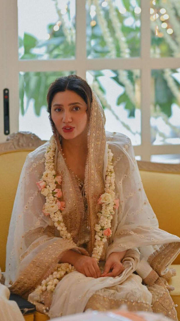 Mahira Khan looks like a dream in pictures from her pre-wedding rituals ...