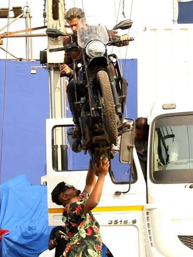 BTS stills of Jawan featuring Shah Rukh Khan go viral online; see pics ...