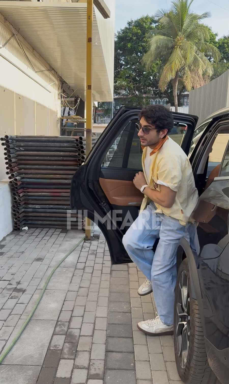 Photos: Ibrahim Ali Khan Shields Palak Tiwari From Paparazzi After ...