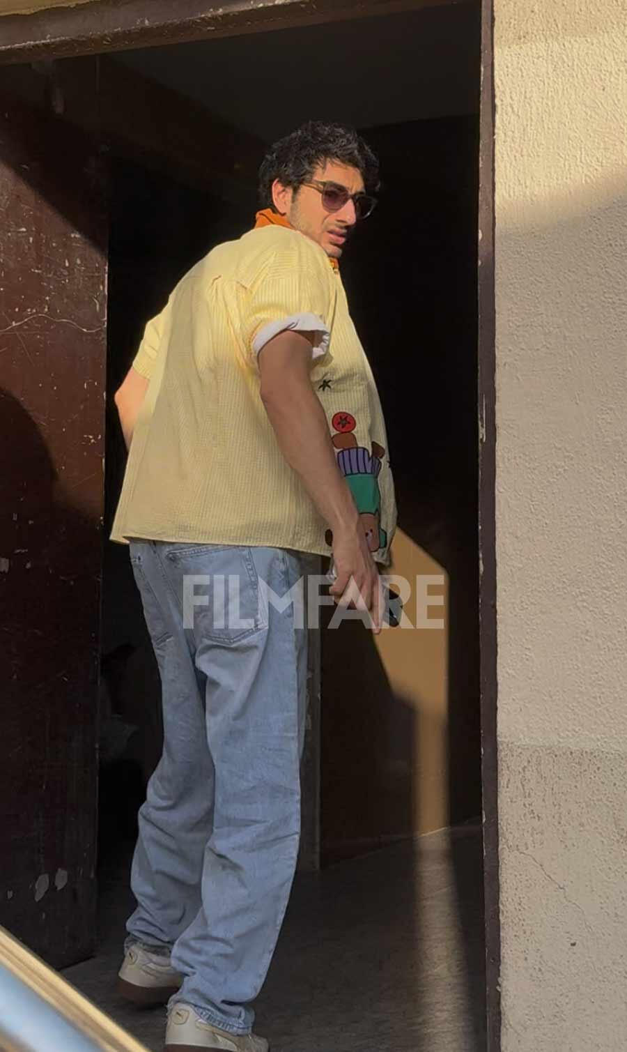 Photos: Ibrahim Ali Khan Shields Palak Tiwari From Paparazzi After ...