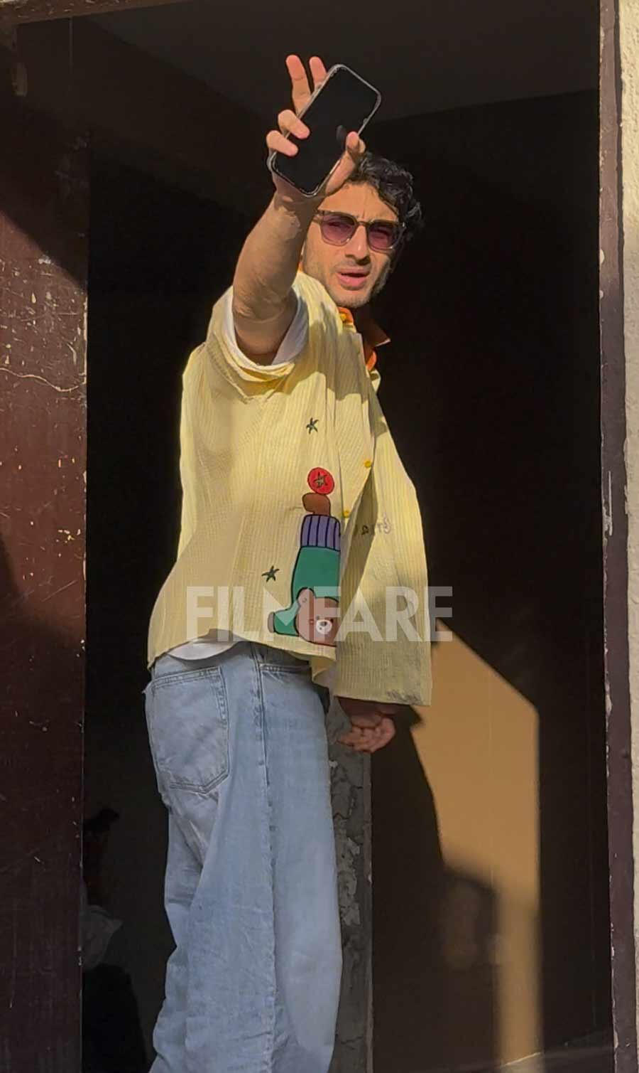 Photos: Ibrahim Ali Khan Shields Palak Tiwari From Paparazzi After ...