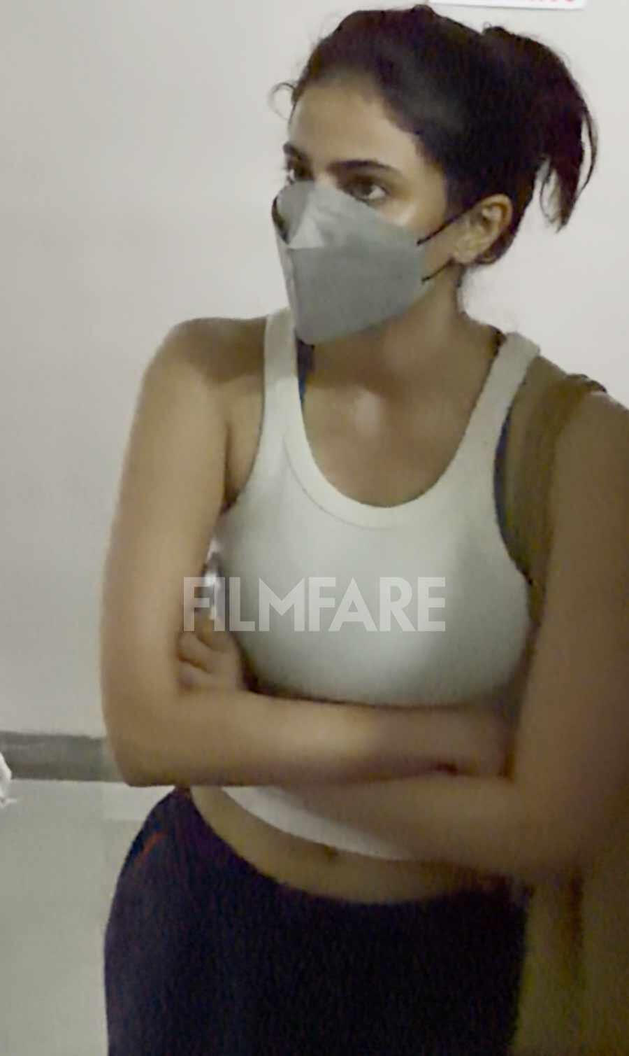 Photos: Ibrahim Ali Khan Shields Palak Tiwari From Paparazzi After ...