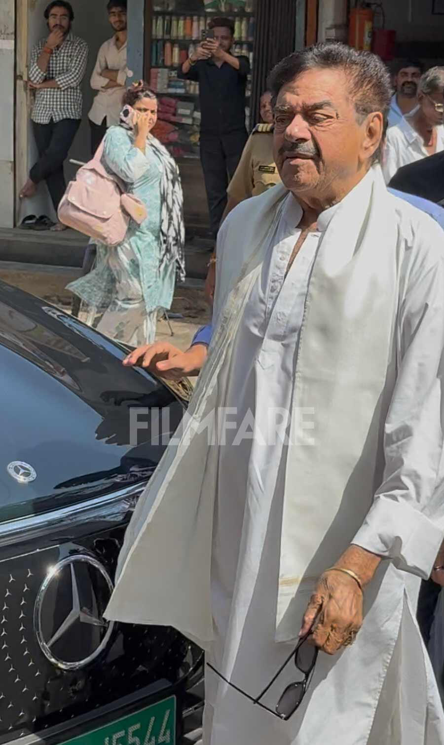 Saif Ali Khan, Farhan Akhtar and more attend Pahlaj Nihalani's funeral ...