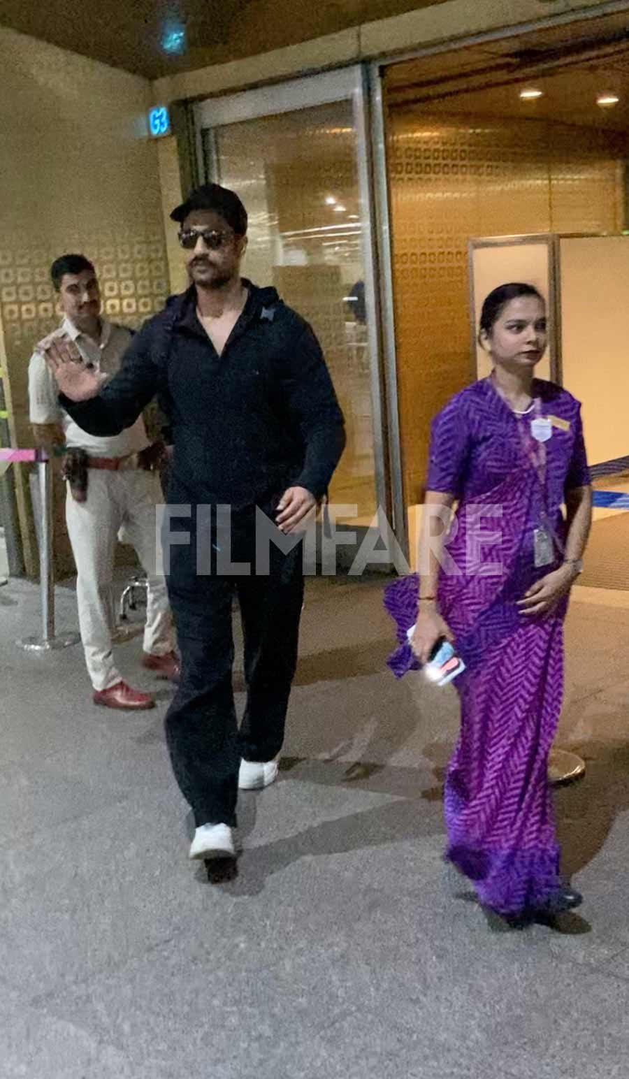 Photos: Vicky Kaushal Keeps It Casual and Cool in an All-Black Look As ...