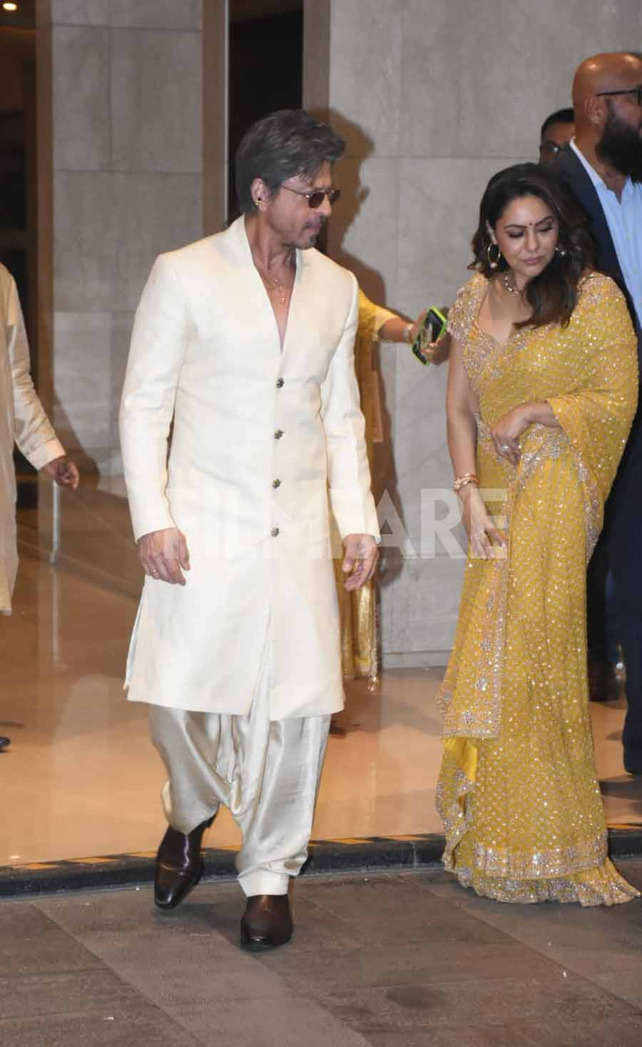 Photos: Shah Rukh Khan, Gauri Khan and Suhana Khan Arrive in Style for ...