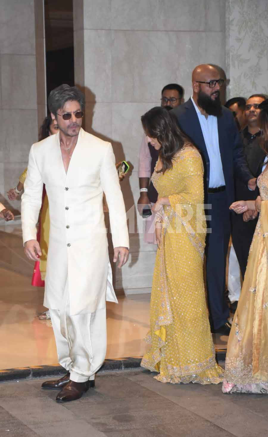 Photos: Shah Rukh Khan, Gauri Khan and Suhana Khan Arrive in Style for ...